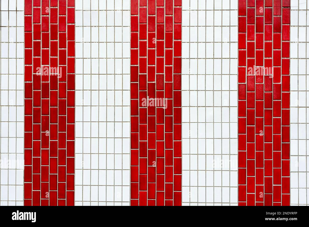 red and white striped pattern of big tiled wall Stock Photo - Alamy