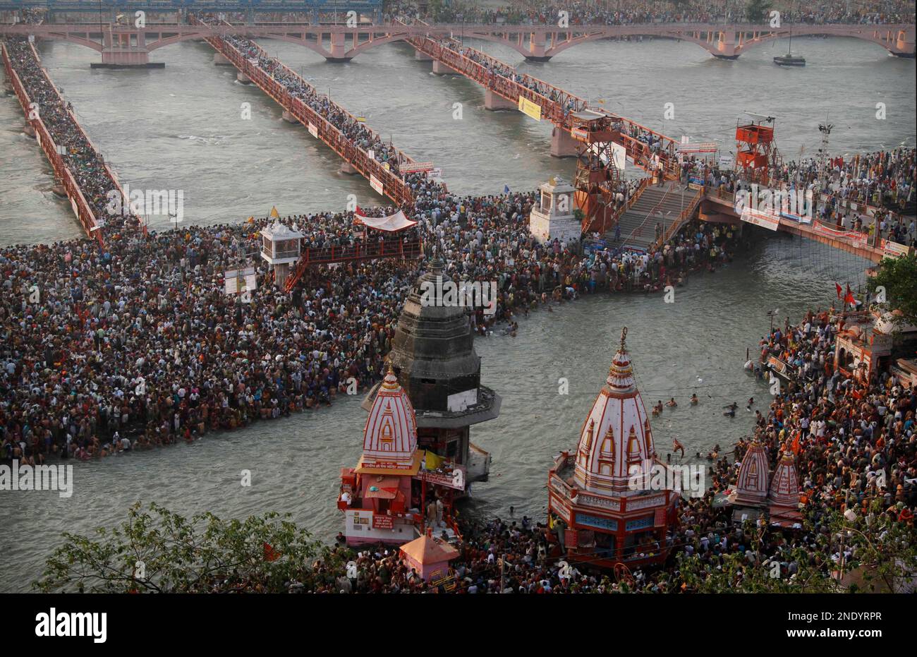 Thousands of Hindu worshippers crowd as they line up to take a holy dip ...