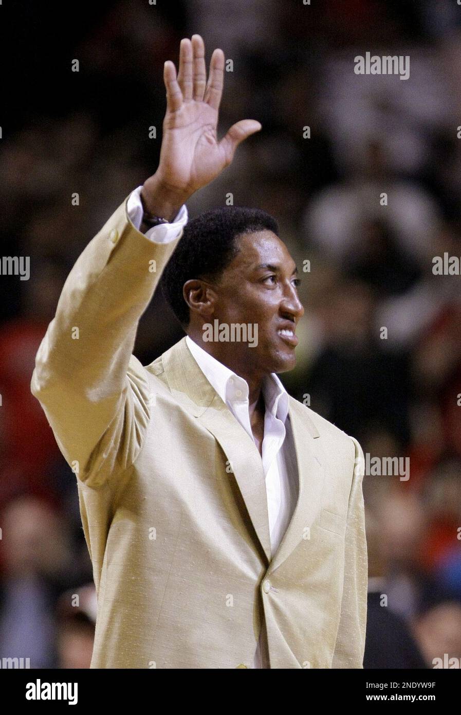Former Chicago Bull Scottie Pippin waves to the crowd as walks onto the ...