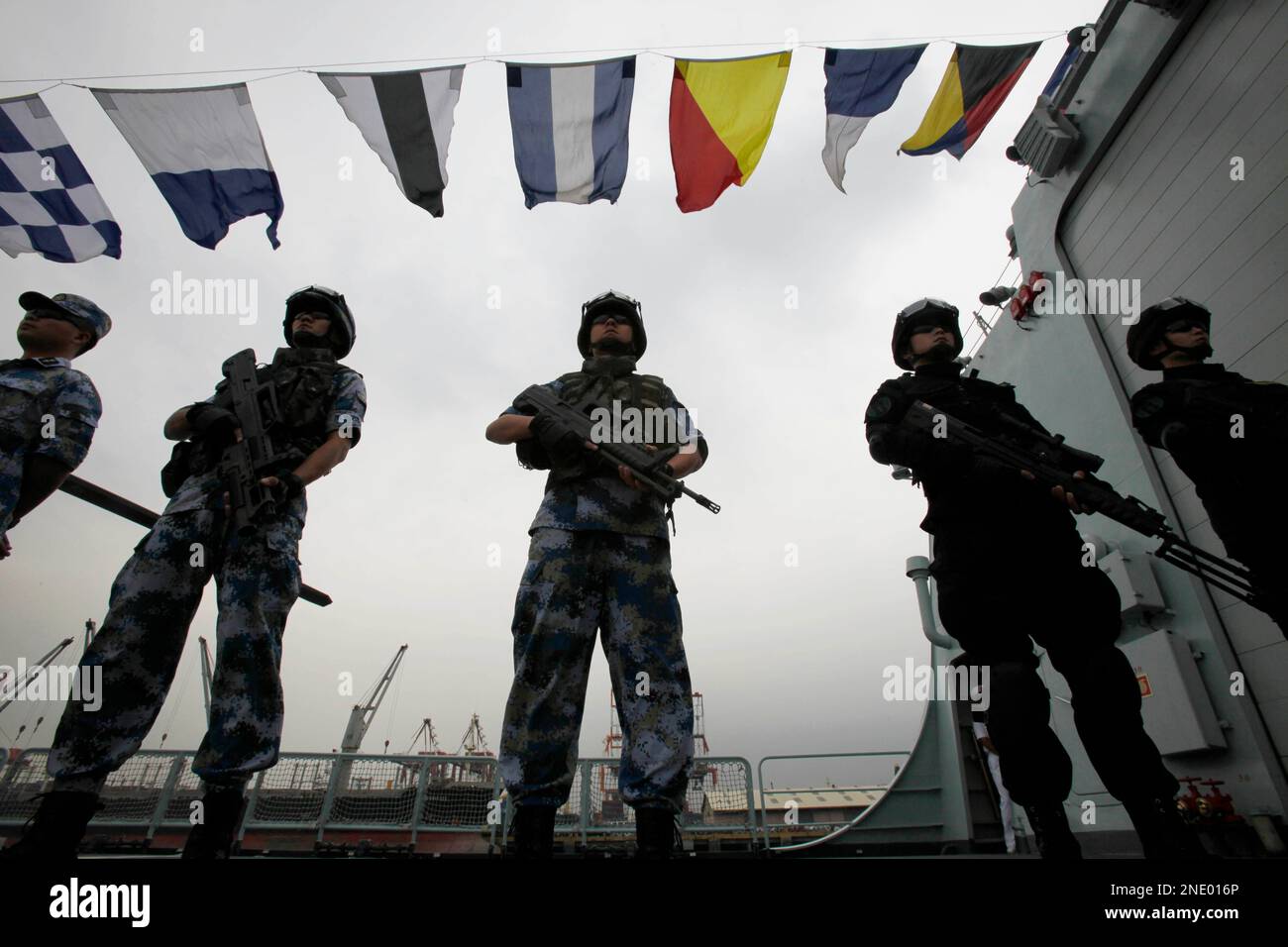 Chinese People's Liberation Army Special Forces display their assault ...
