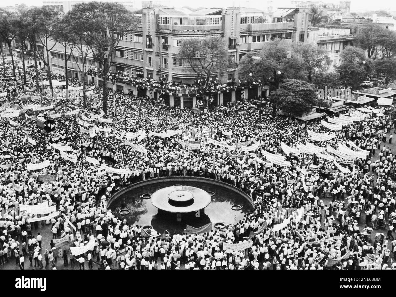 More than 40,000 South Vietnamese packed streets and squares of ...