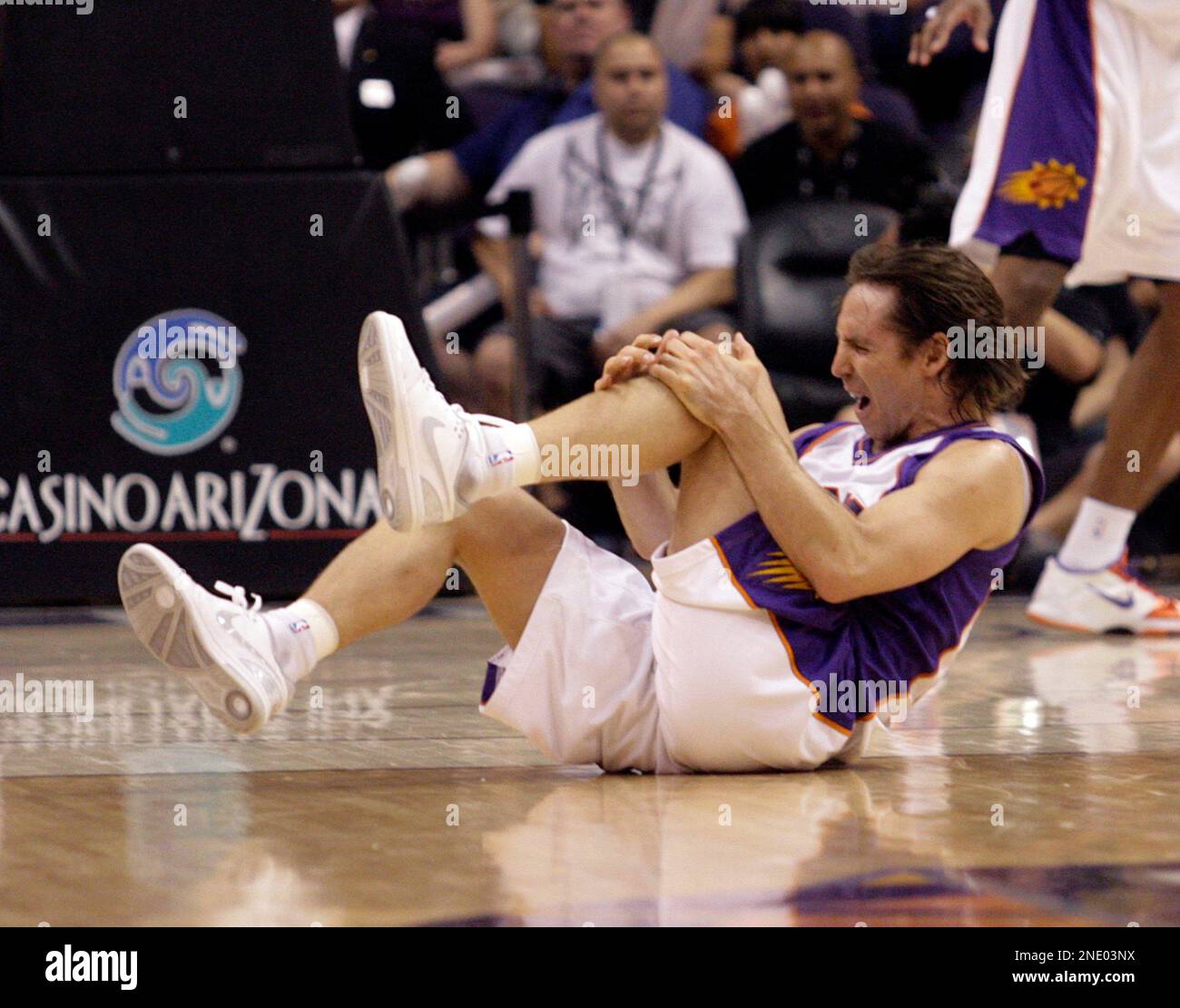 Phoenix Suns' Steve Nash grimaces in pain after injuring his knee ...