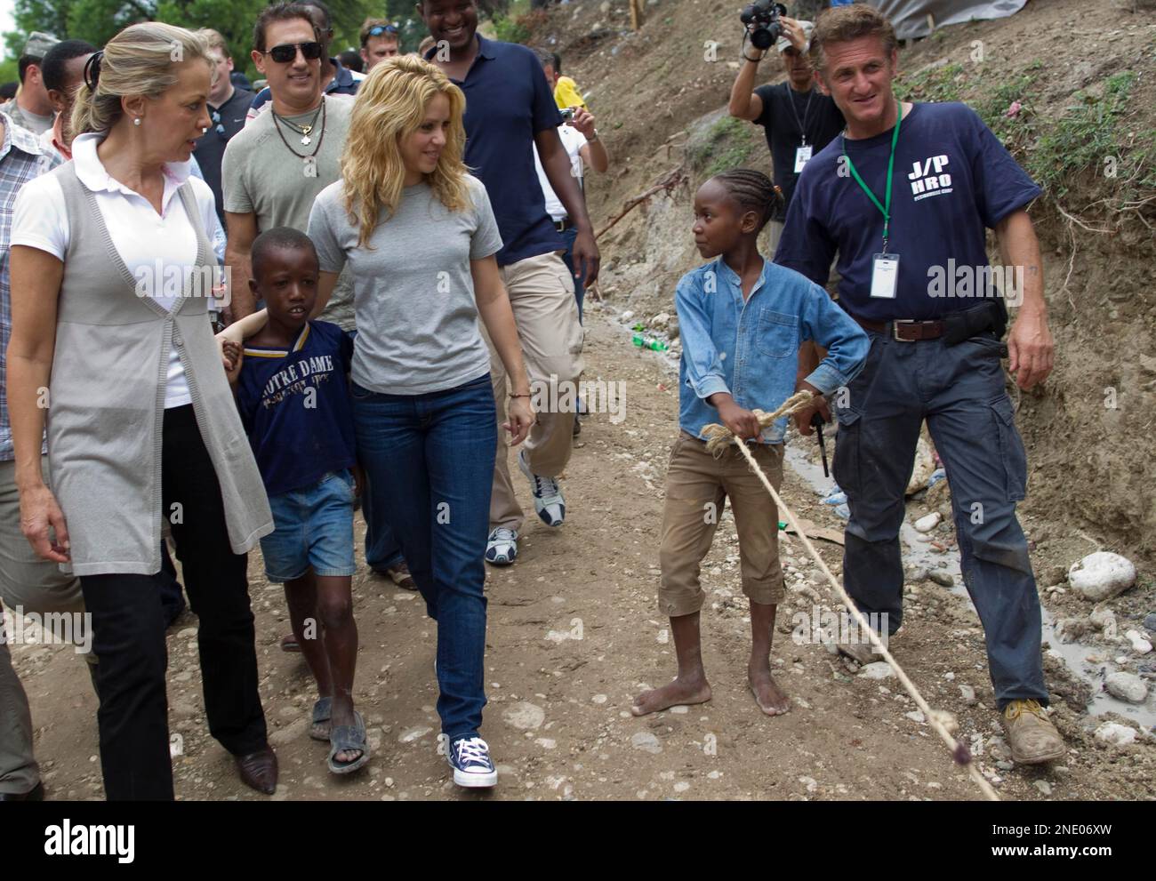 Colombian singer Shakira, center,walks next to US actor Sean Penn ...