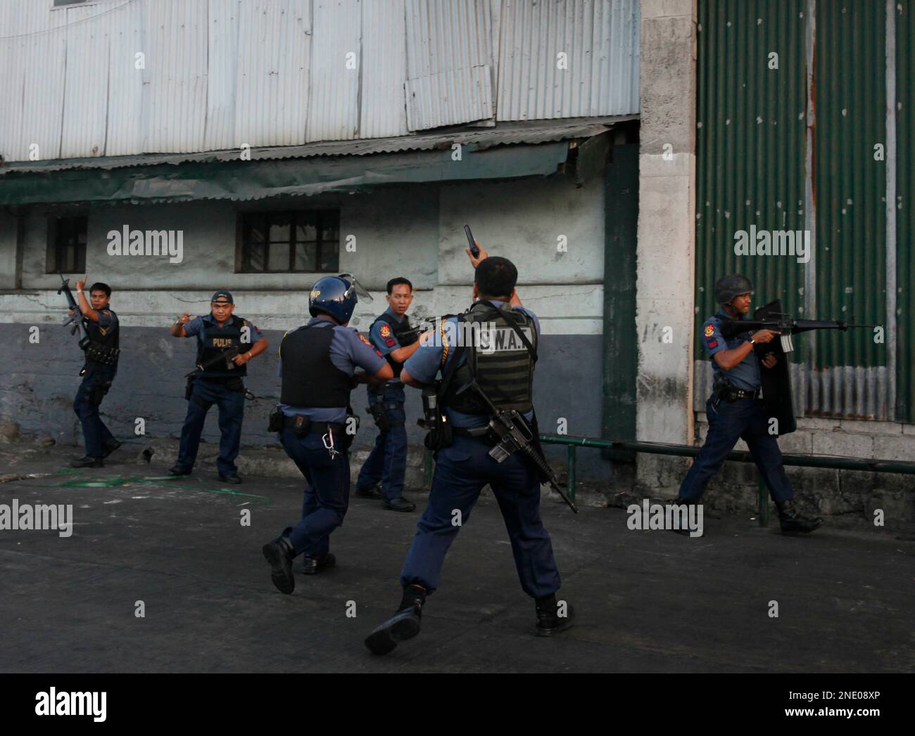 Philippine National Police SWAT team members search for striking dock ...