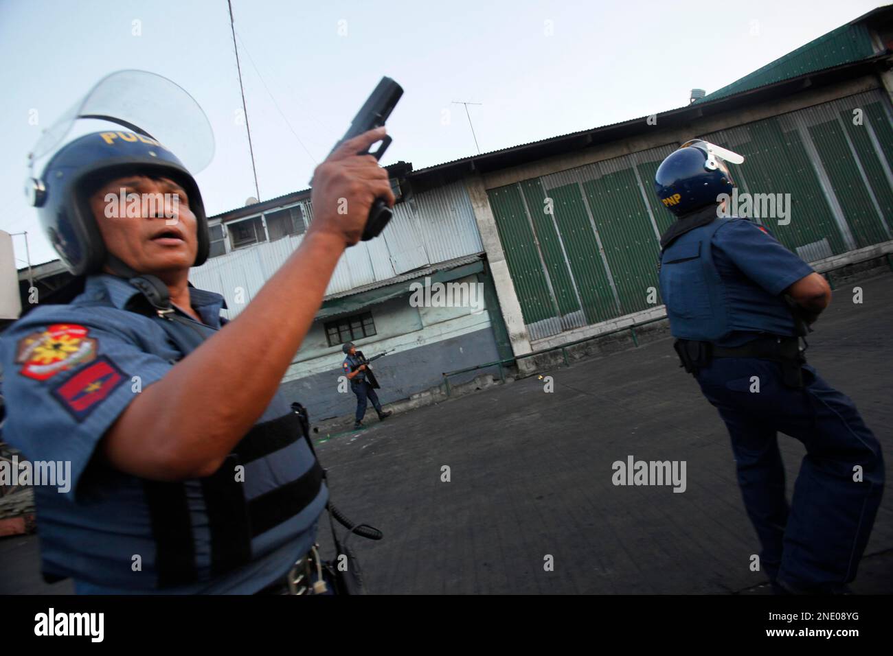 Philippine National Police SWAT team members search for striking dock ...