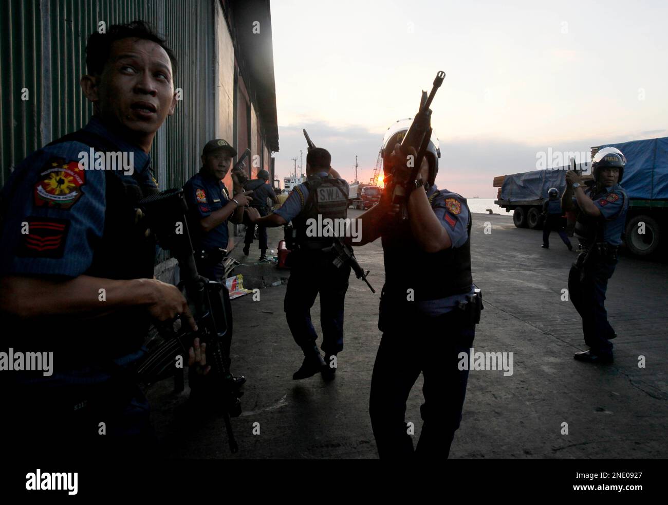 Philippine National Police SWAT team members search for striking dock ...