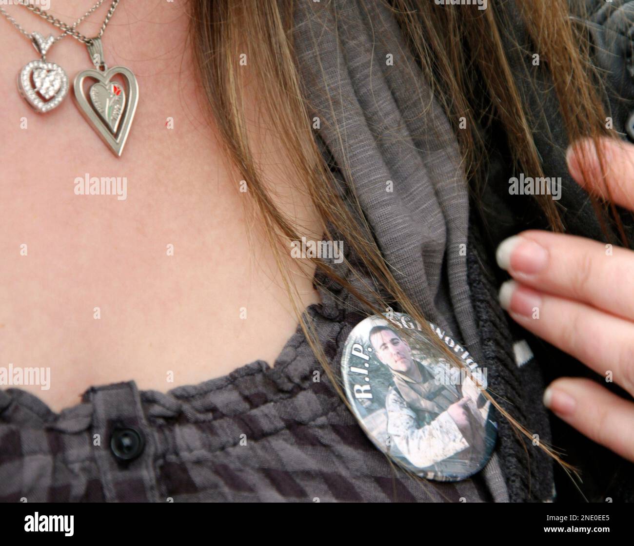 Beth World shows a photo button of her husband, United States Marine ...