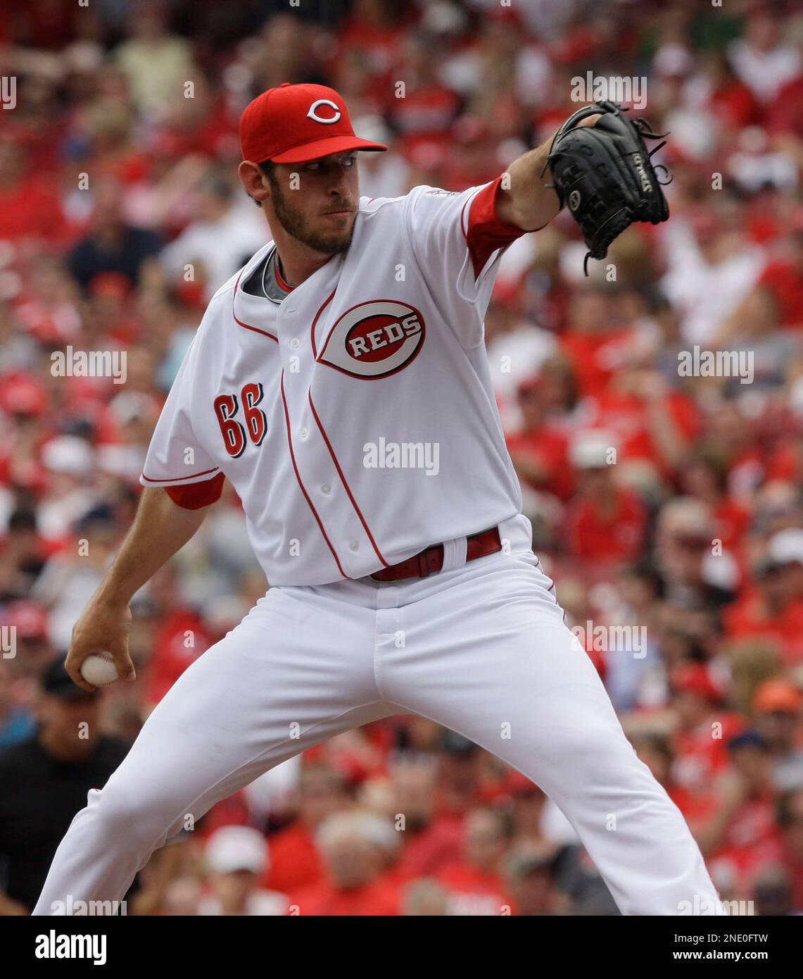 Cincinnati Reds relief pitcher Logan Ondrusek (66) pitches against the ...