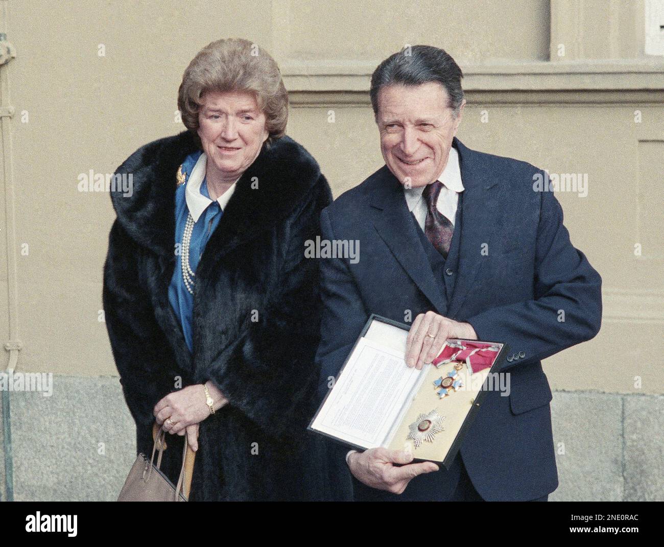 Former U.S. Defense Secretary Caspar Weinberger smiles with his wife ...