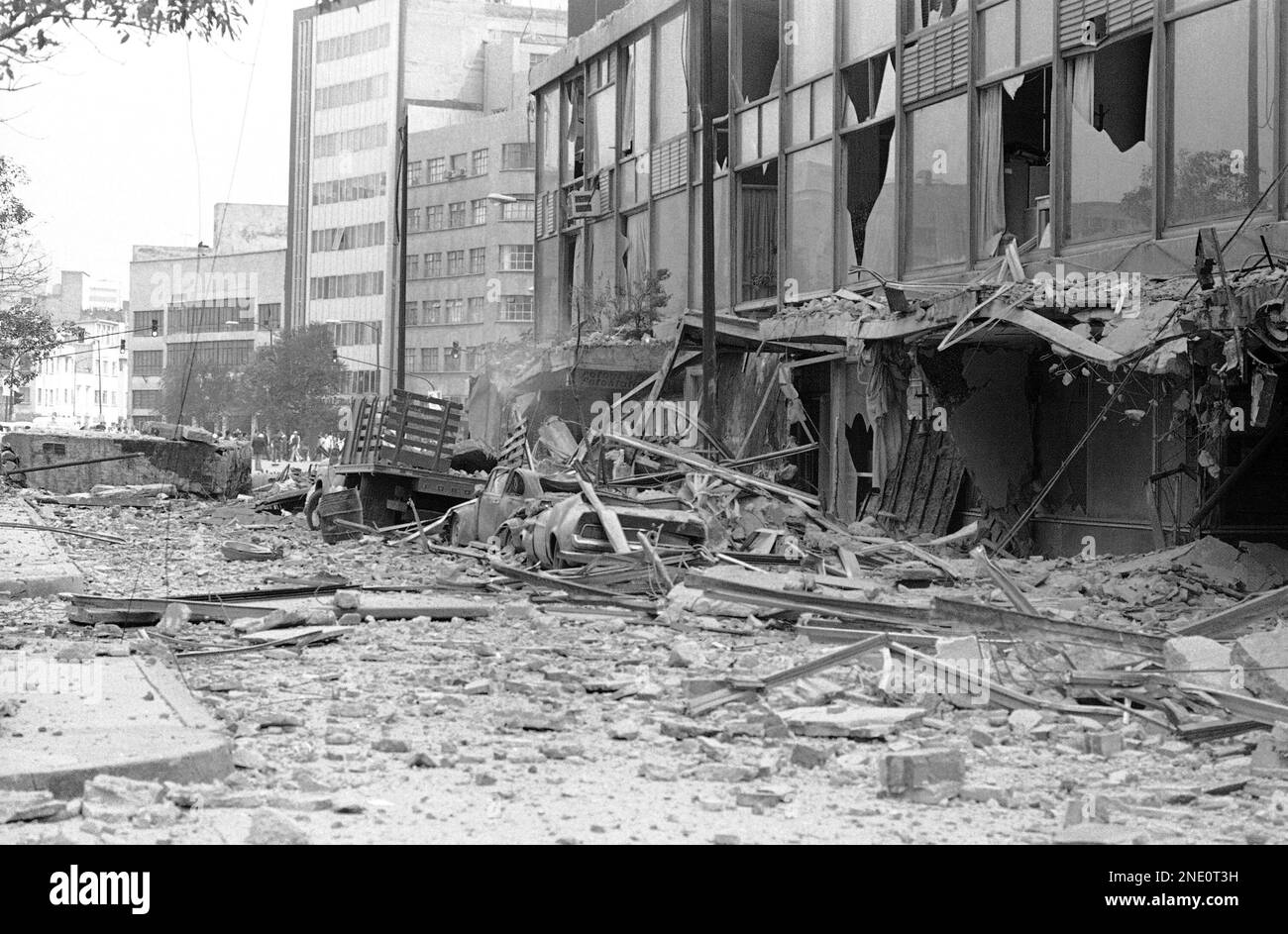 Vehicles sit covered in debris in downtown Mexico City after earthquake ...