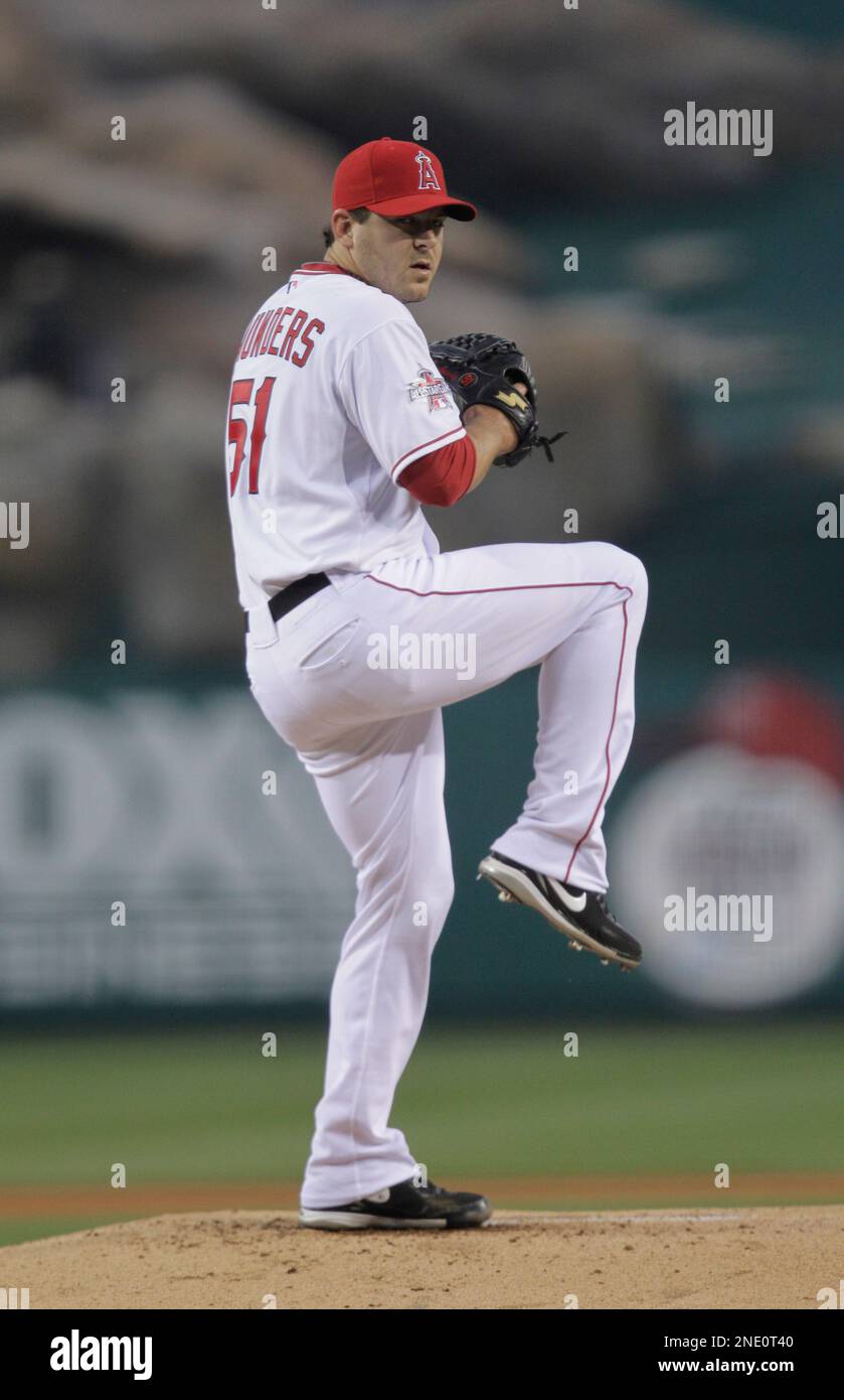 Los Angeles Angels starting pitcher Joe Saunders throws in the first ...