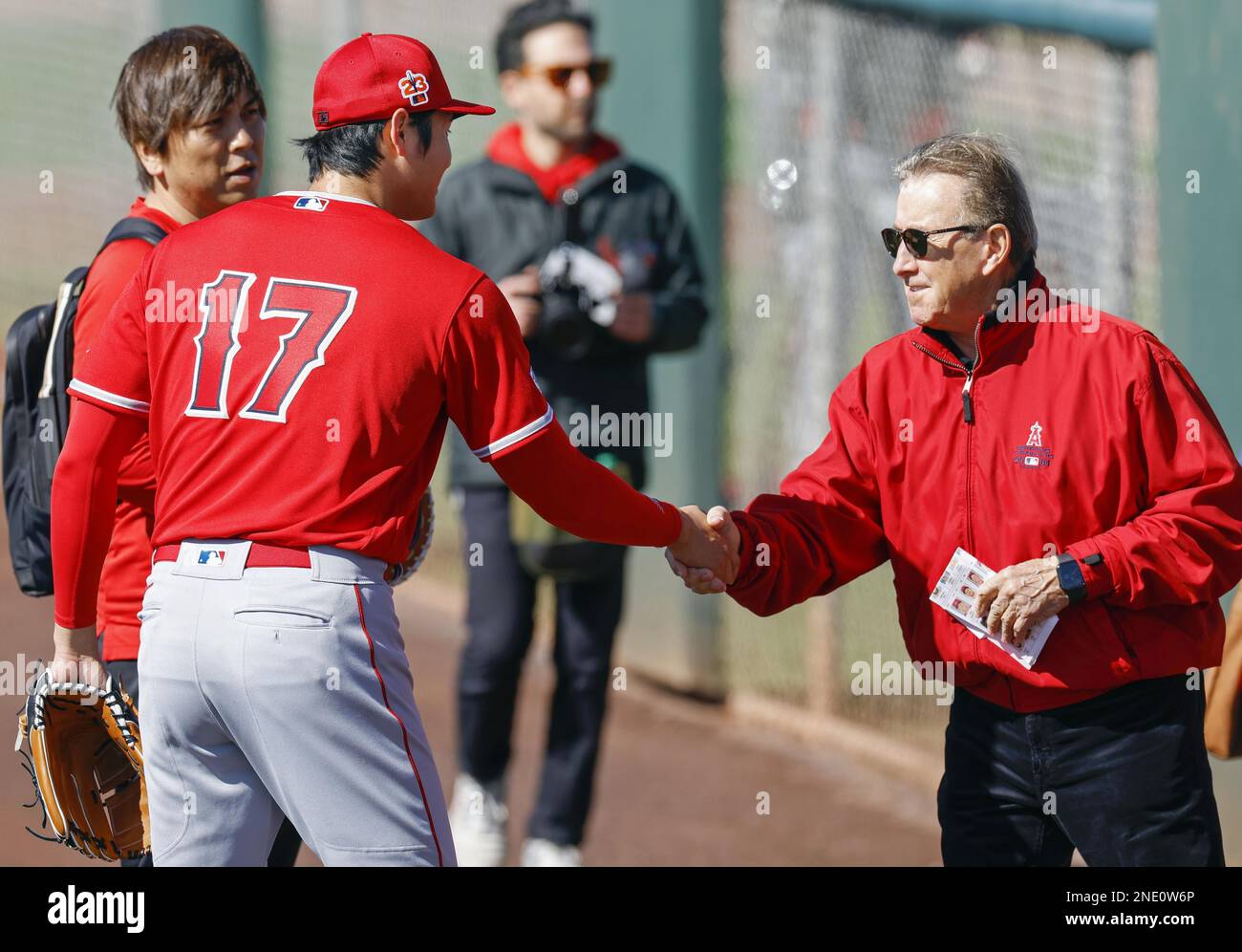 Los Angeles Angels owner Arte Moreno (R) shakes hands with Shohei ...