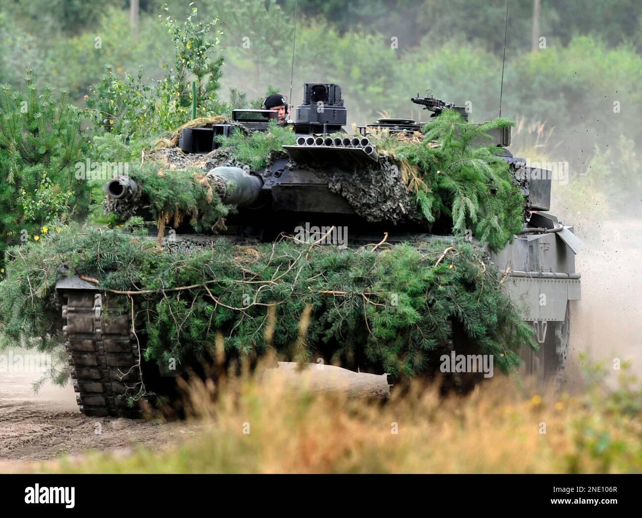 ARCHIV - Ein Leopard Panzer der Bundeswehr ist am12. August 2009 bei ...