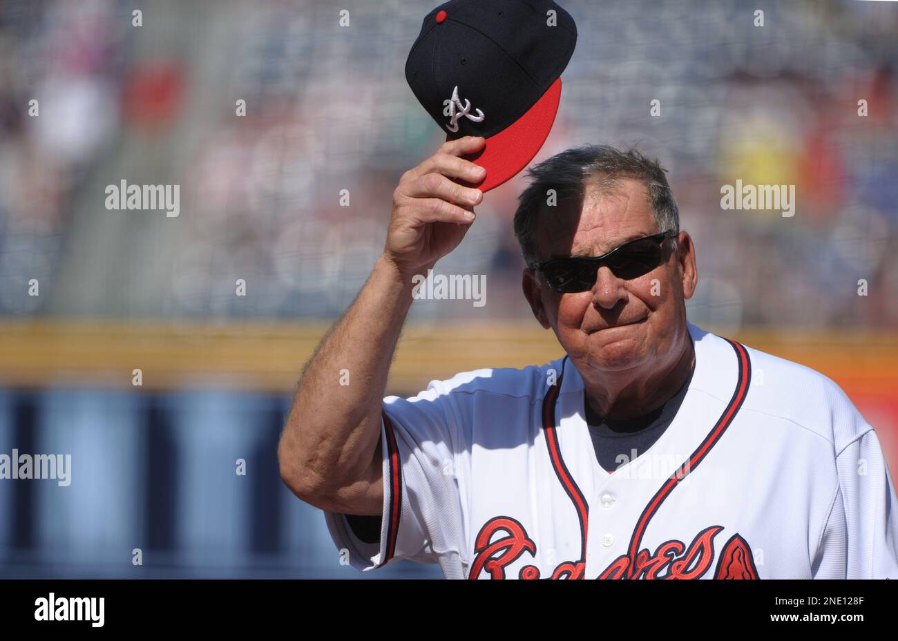 Atlanta Braves manager Bobby Cox tips his hat to the crowd before the ...