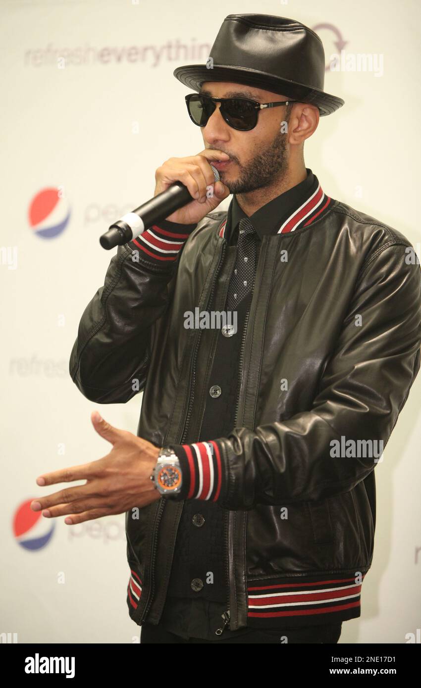 Swizz Beatz performs for students at the Pepsi Idea Seminar at the ...