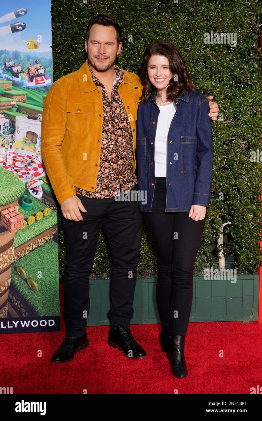 Chris Pratt and his wife Katherine Schwarzenegger pose together at the ...