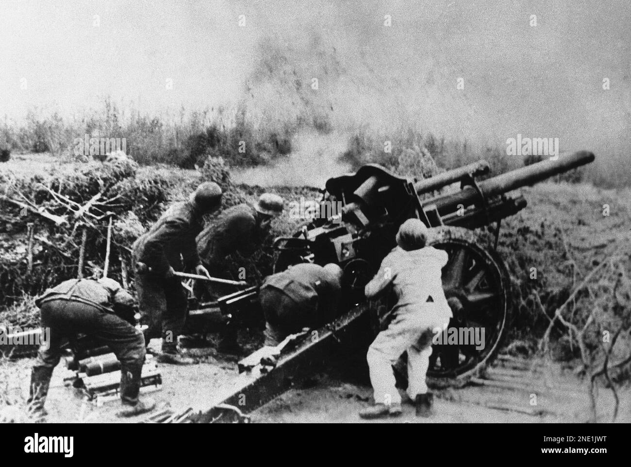 A German gun and crew carry on despite exploding Russian shells ...