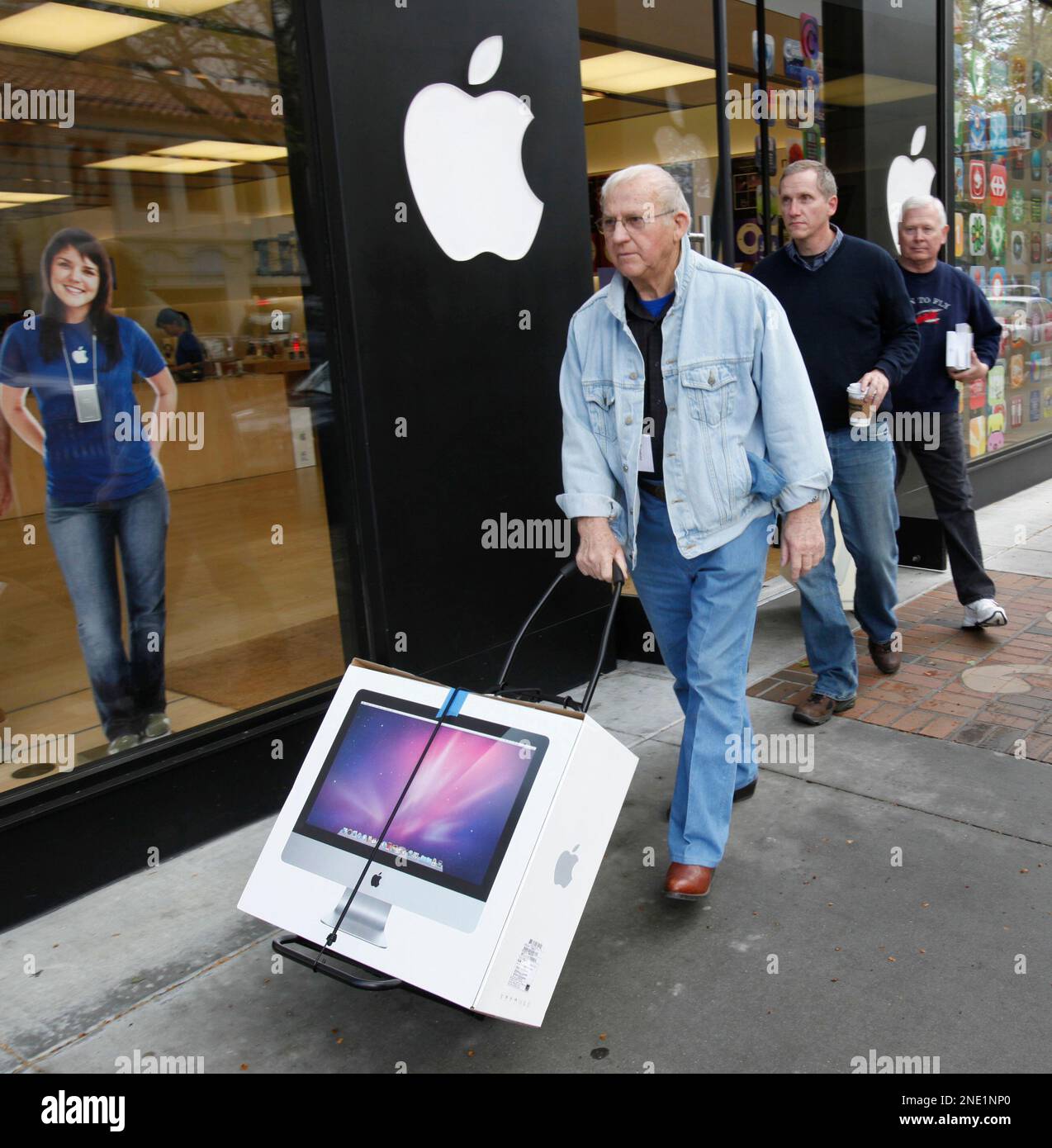 Apple customers leave with Apple products from an Apple Store in Palo ...
