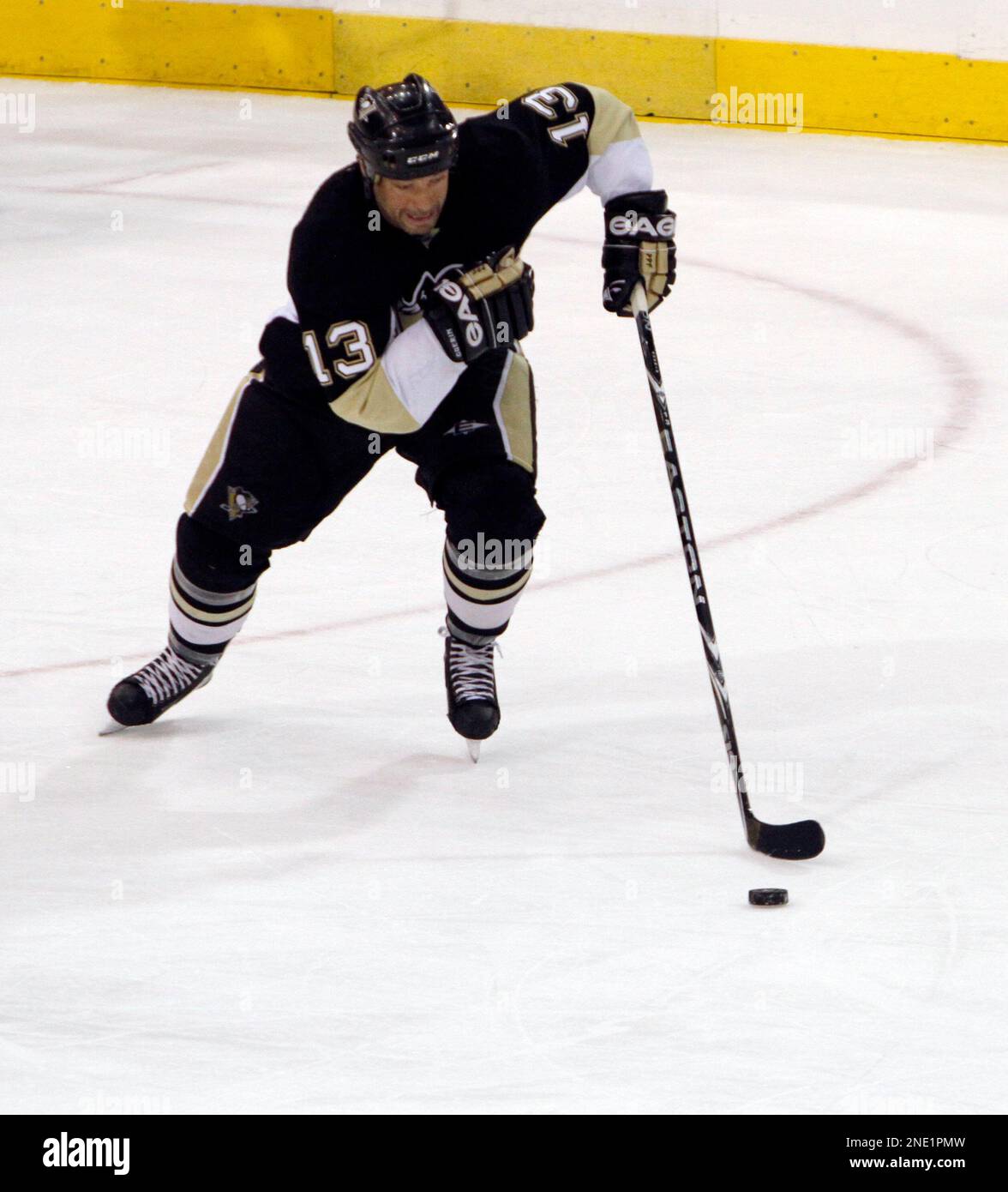 Pittsburgh Penguins' Bill Guerin (13) plays in the NHL Hockey game ...