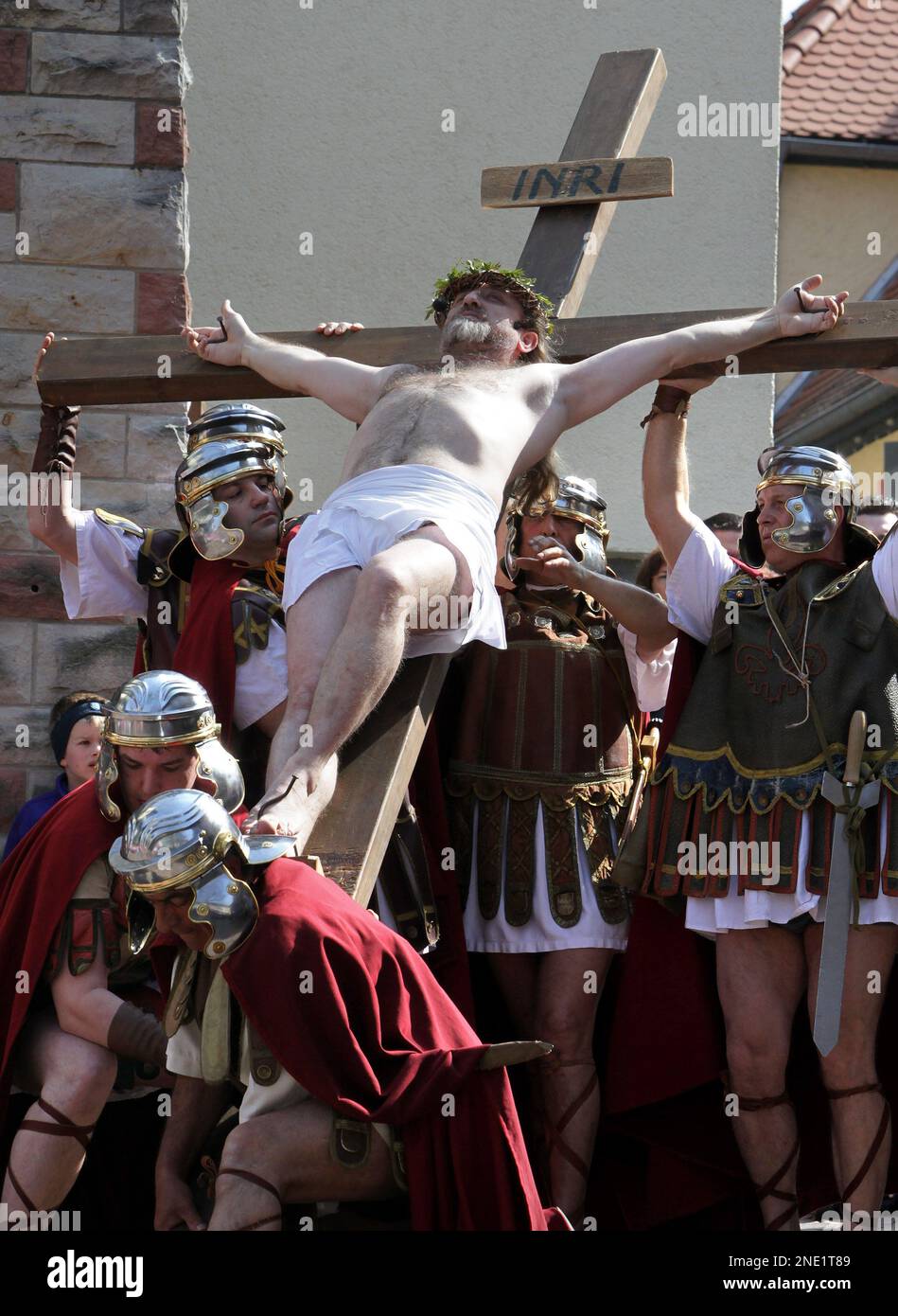 ARCHIV - Schauspieler stellen am Karfreitag, 10. April 2009, waehrend ...