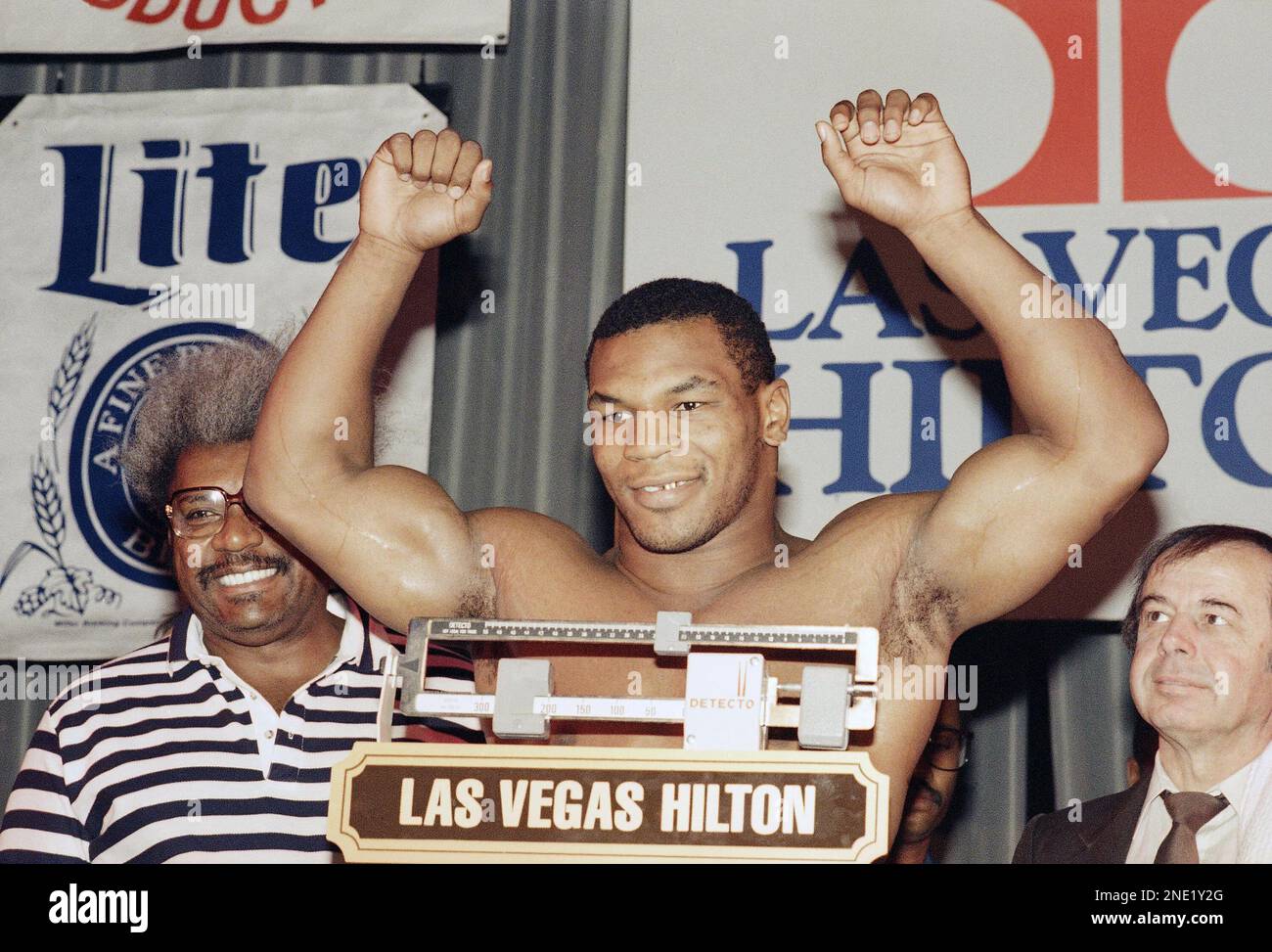 Heavyweight contender Mike Tyson flexes his muscles in Las Vegas ...