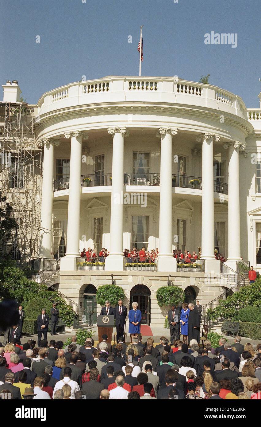 Sen. John Danforth, R-Mo. at podium, delivers the invocation to begin ...