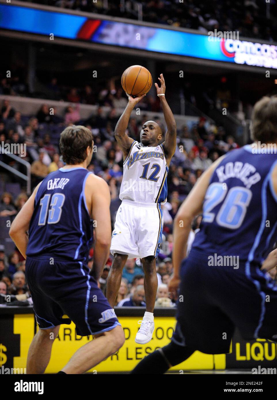 Washington Wizards guard Earl Boykins (12) shoots against Utah Jazz ...