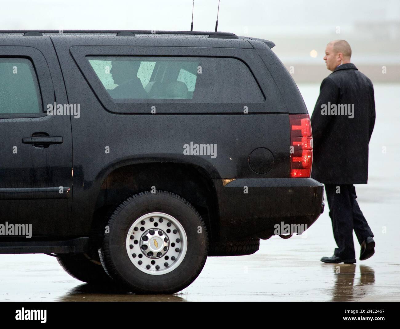 A U.S. Secret Service agent stands guards as President Barack Obama ...