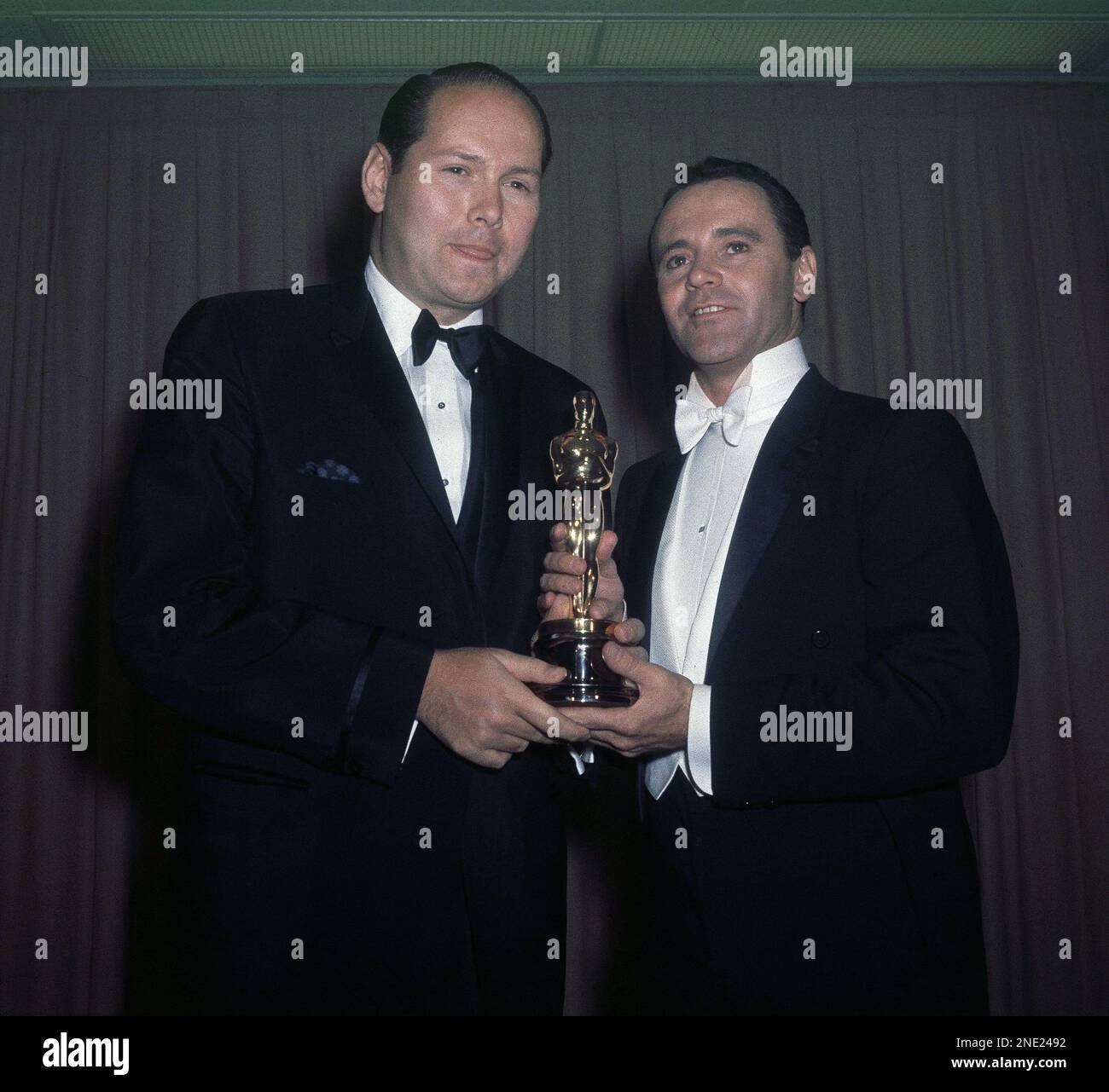 Actor Jack Lemmon, wearing white tie, presenting best pix award, to ...