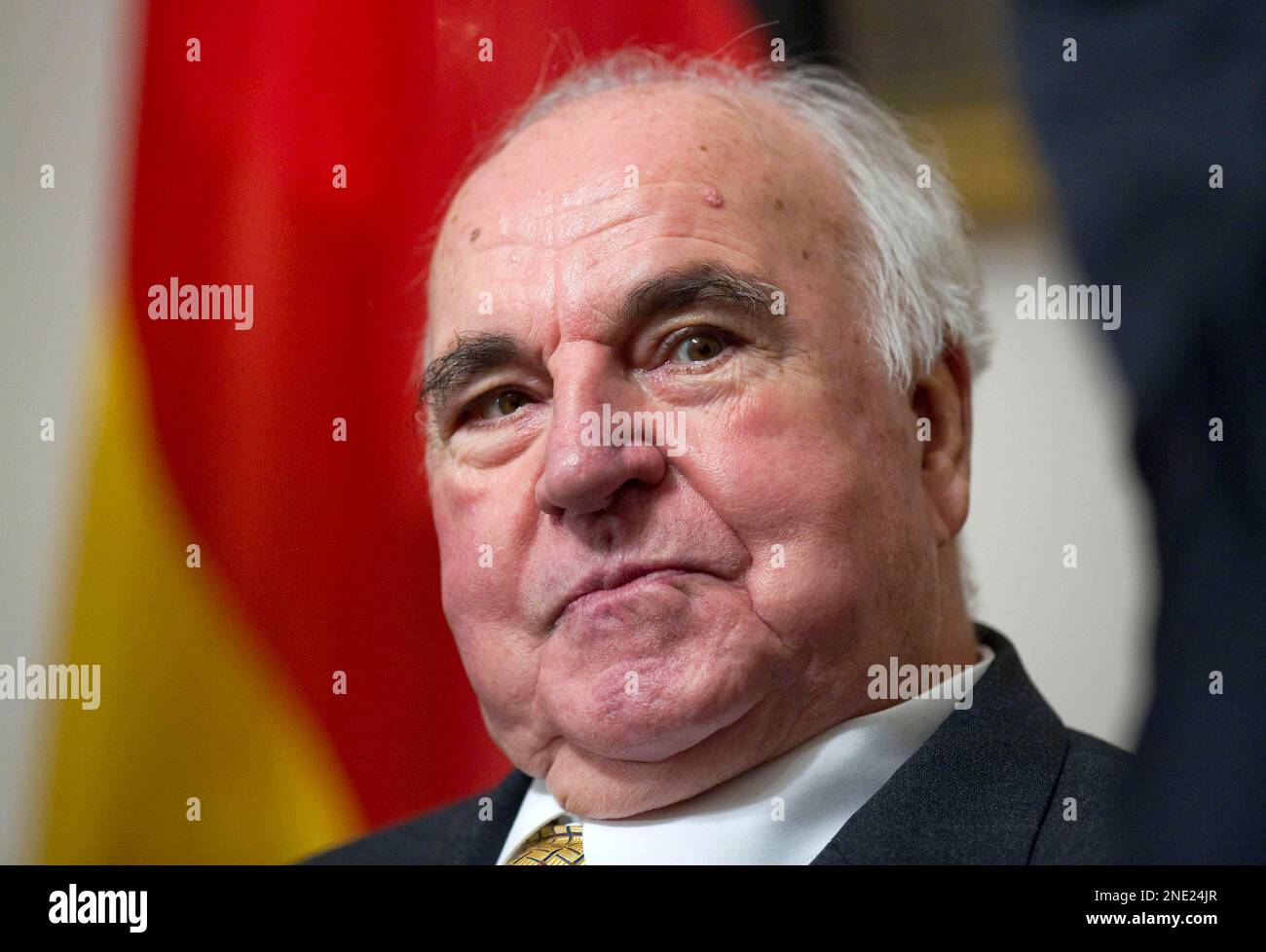 ARCHIV - Der fruehere Bundeskanzler Helmut Kohl, aufgenommen am 8 ...