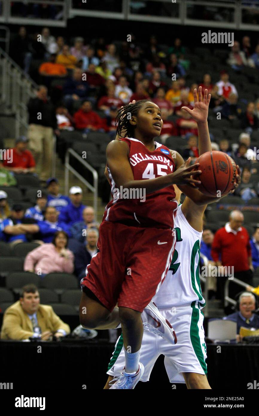 Oklahoma guard Jasmine Hartman (45) drives during the first half of an ...
