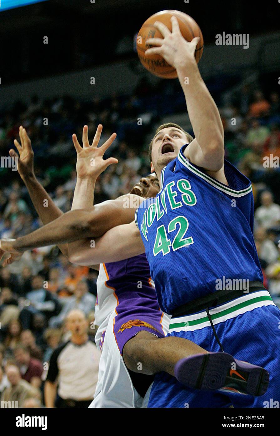 Minnesosta Timberwolves Kevin Love, right, battles for a rebound ...