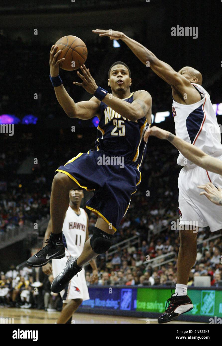 Indiana Pacers' Brandon Rush (25) drives to the basket as Atlanta Hawks ...