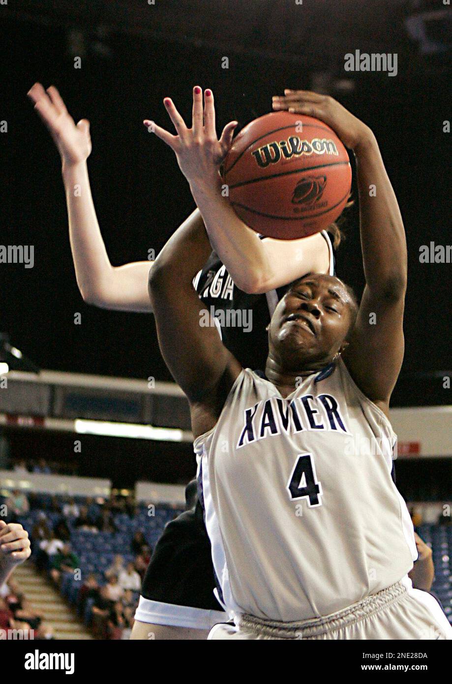 Xavier's Dee Dee Jernigan, right, battles Gonzaga's Katelan Redmon for ...