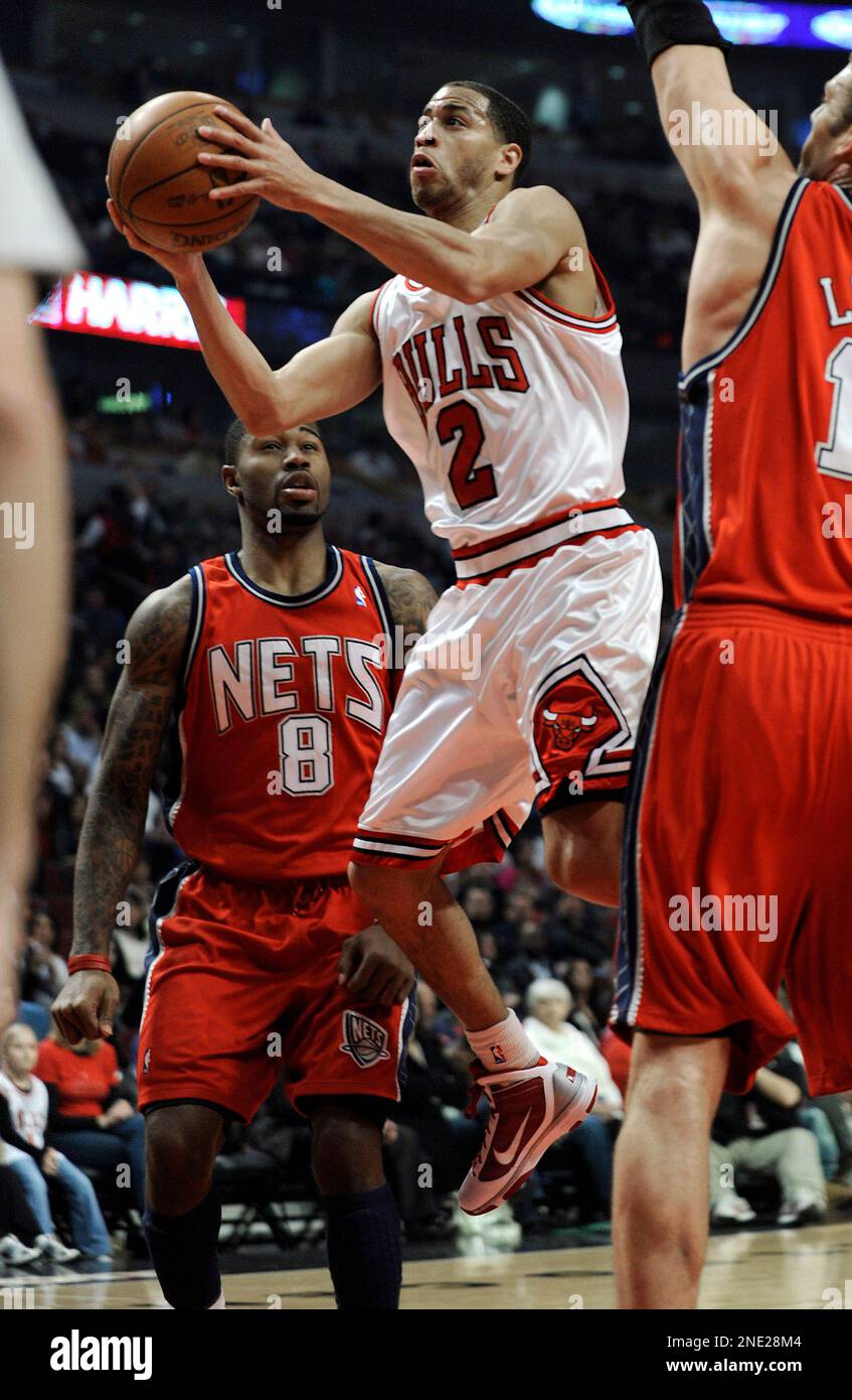 Chicago Bulls' Jannero Pargo (2), goes up for a shot against New Jersey ...