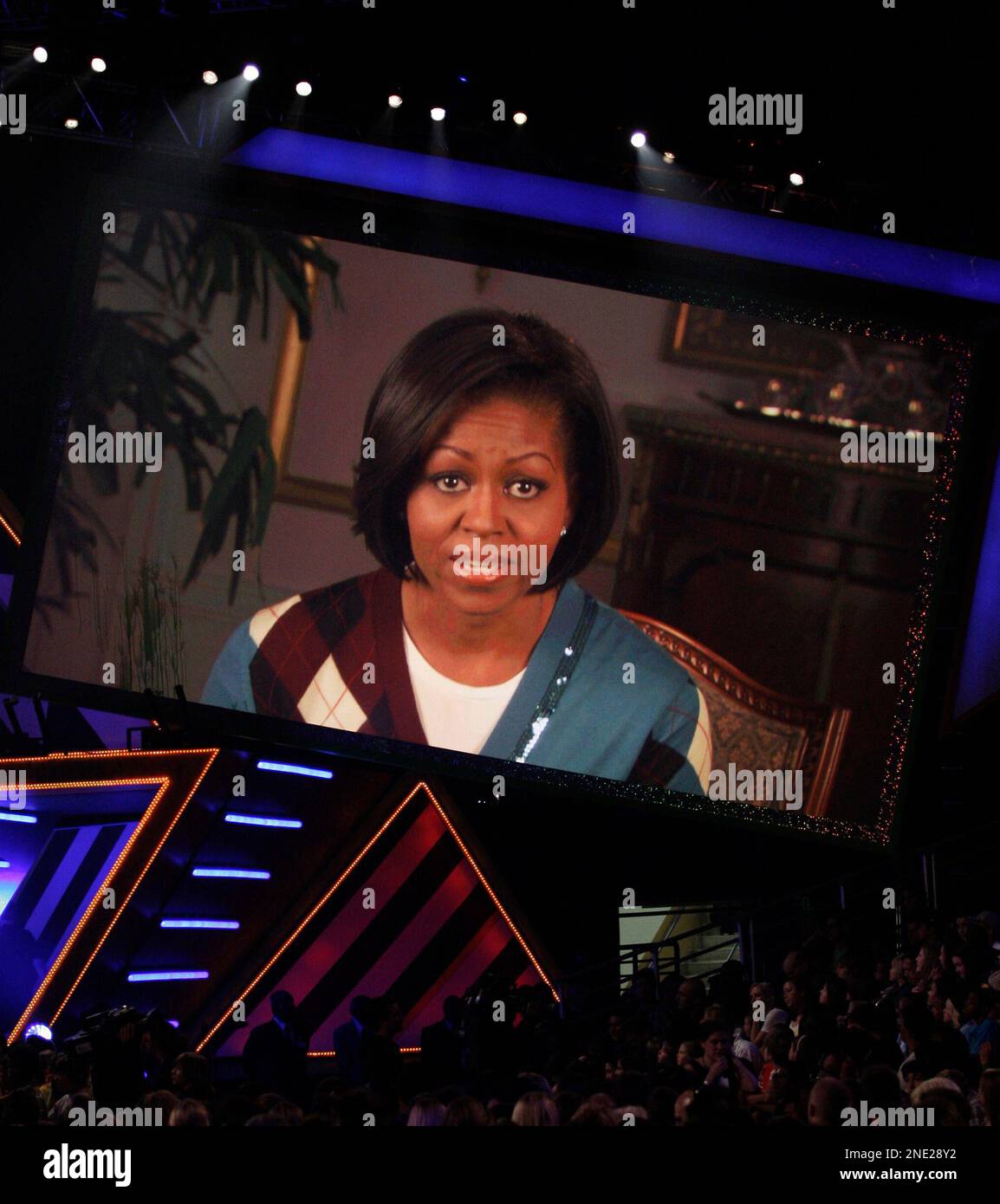 First Lady Michelle Obama accepts the Big Help award at Nickelodeon's ...