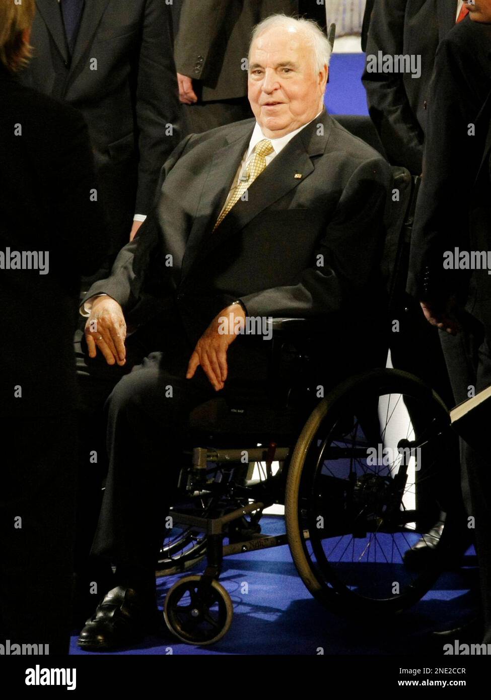 ARCHIV - Altbundeskanzler Helmut Kohl nimmt am 31. Oktober 2009 in ...
