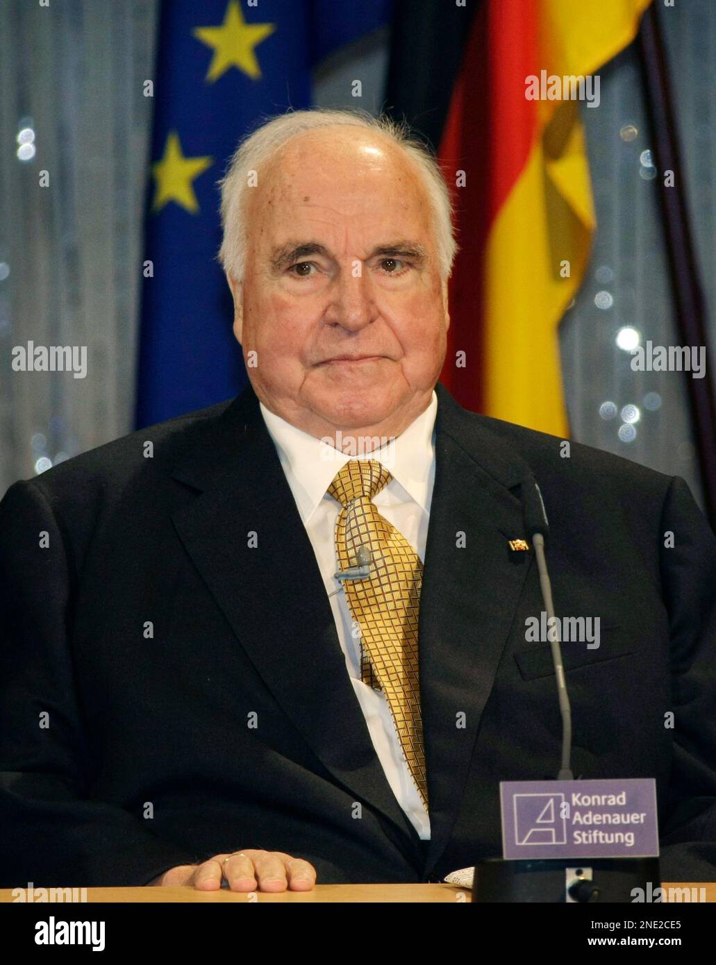 ARCHIV - Altbundeskanzler Helmut Kohl nimmt am 31. Oktober 2009 in ...