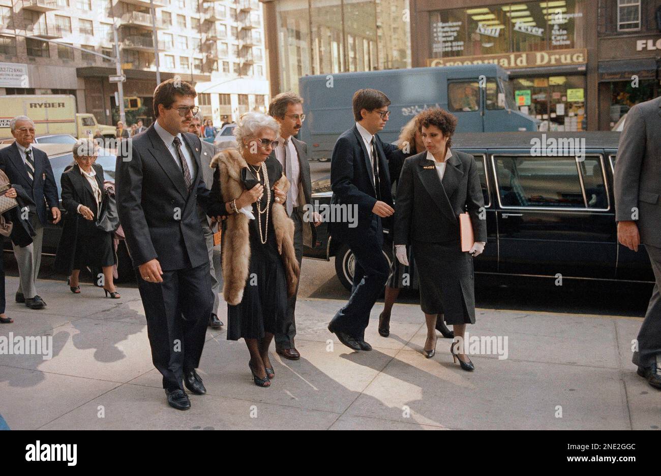 Marilyn Klinghoffer at husband's funeral service at East 79th St. in ...