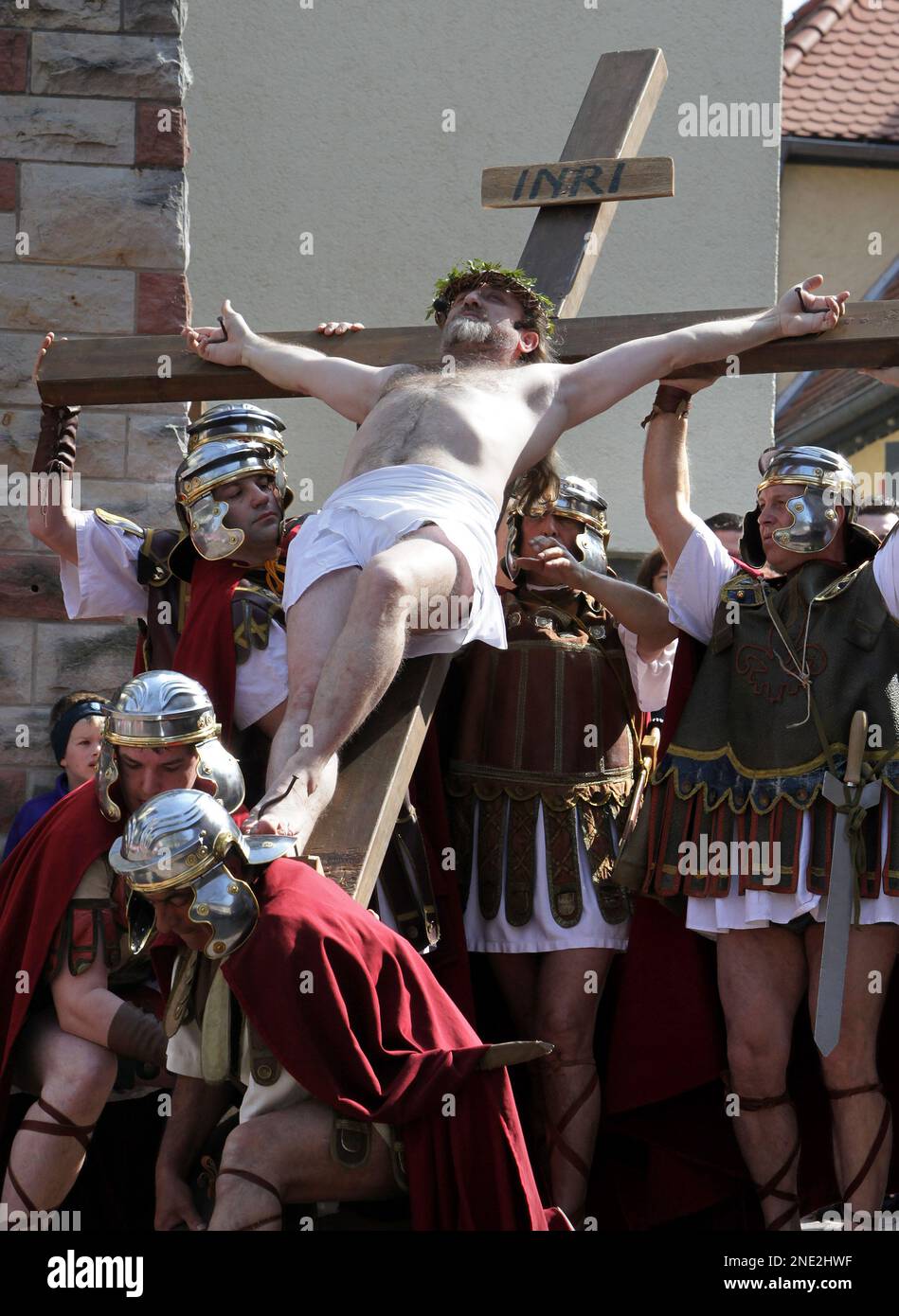 ARCHIV - Schauspieler stellen am Karfreitag, 10. April 2009, waehrend einer ...