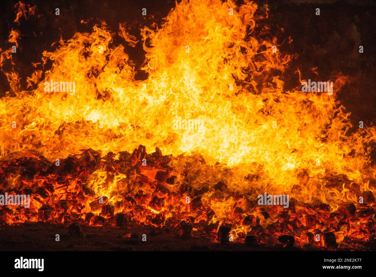 Fire by night. Flames and embers. Hell and inferno Stock Photo - Alamy