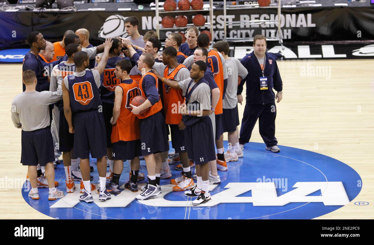 Syracuse players huddle during an NCAA college basketball practice ...