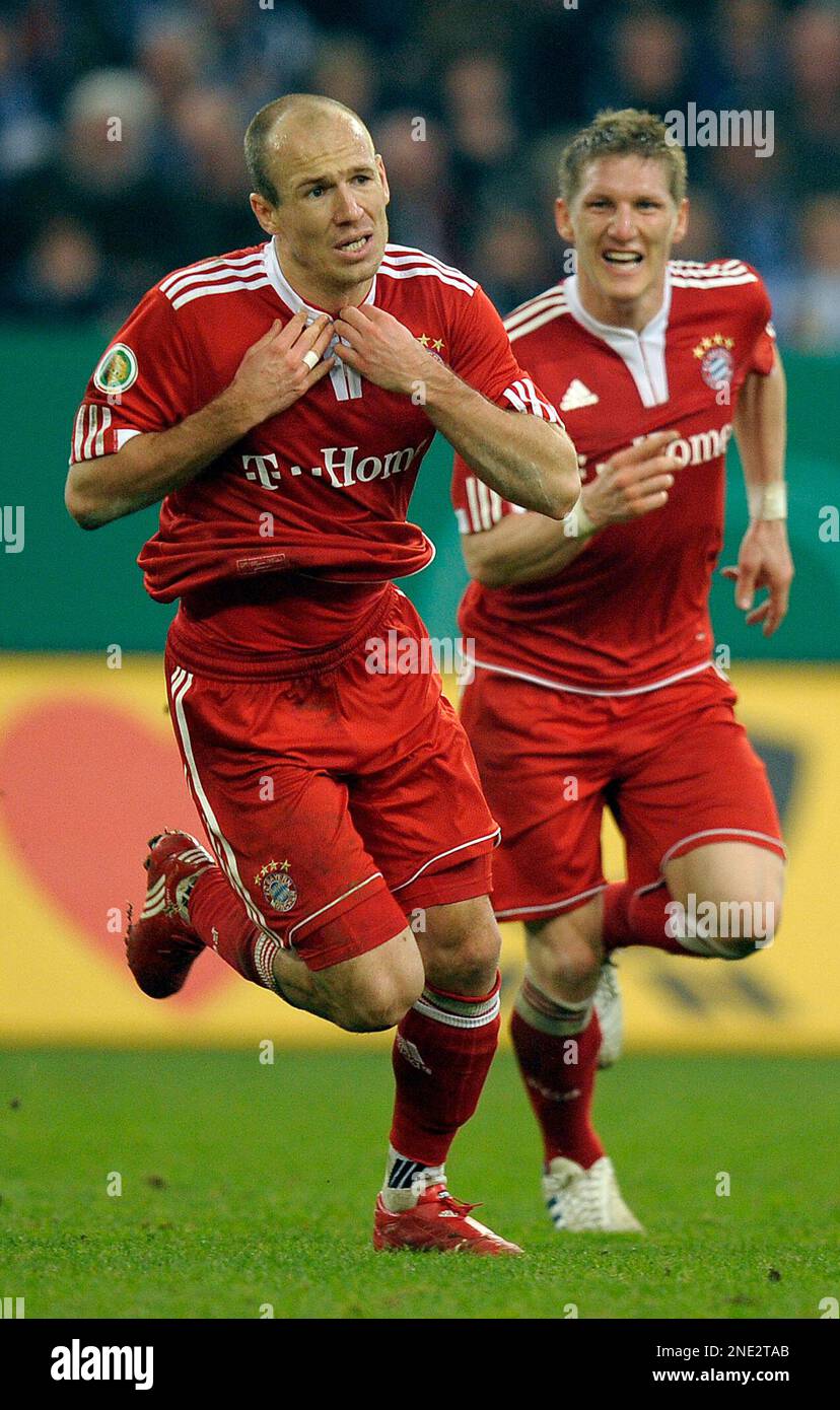 Munich's Arjen Robben, left, celebrates his winning goal in overtime ...