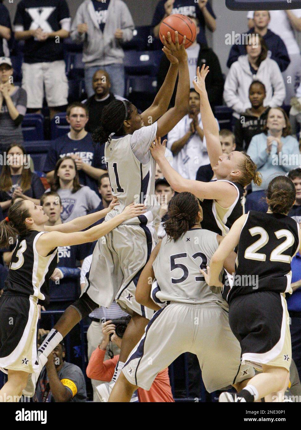 Xavier forward Amber Harris (11) shoots the winning basket in the ...