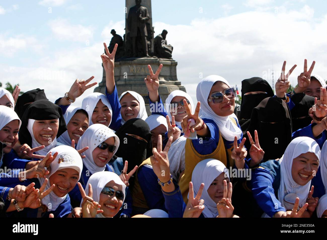 Filipino Muslim students from the Philippine Muslim Teachers College in ...