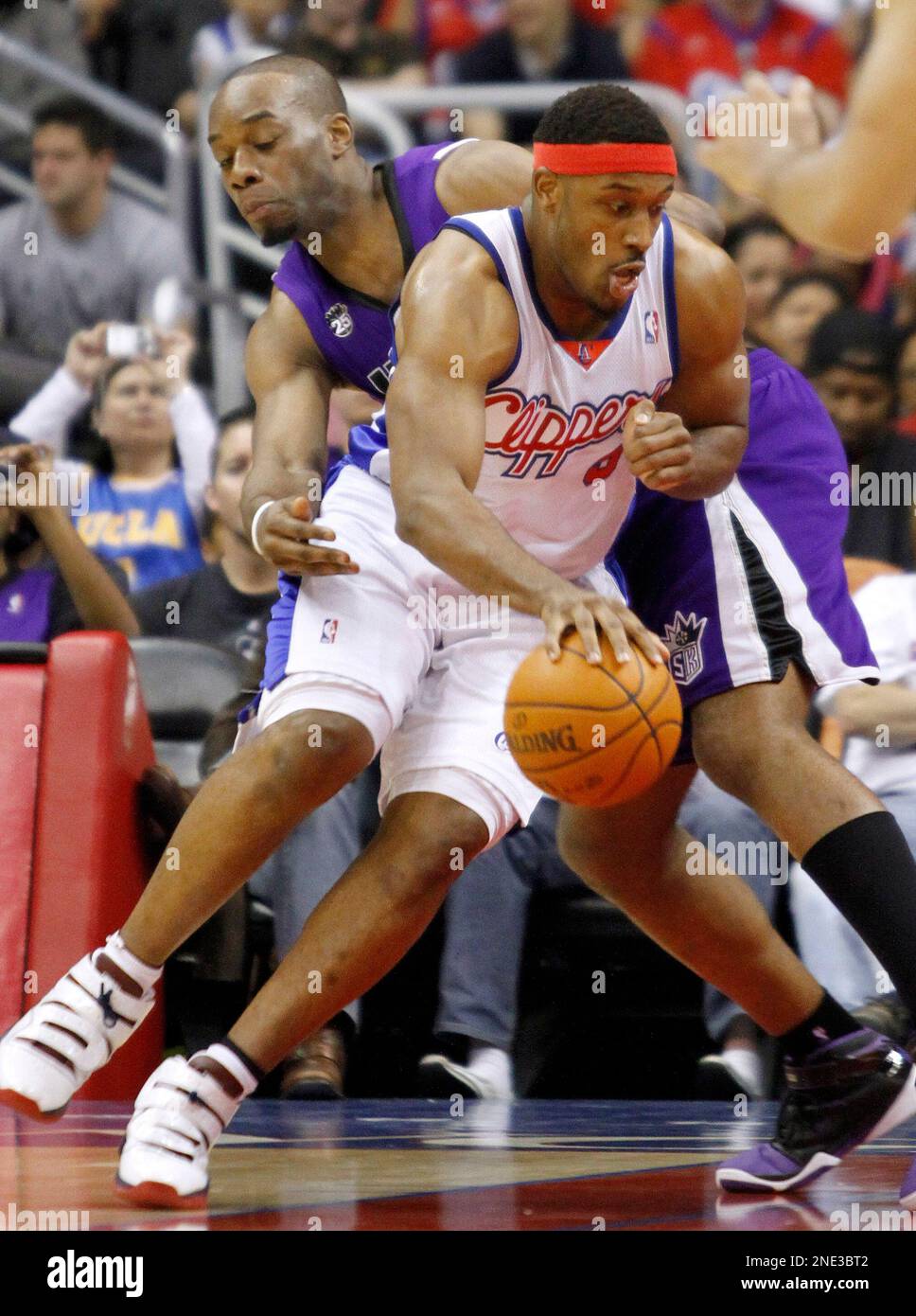Los Angeles Clippers forward Craig Smith, front, works around ...