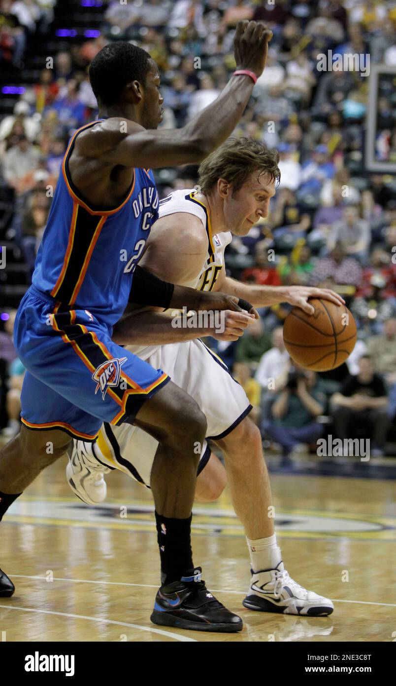 Indiana Pacers forward Troy Murphy, right, drives to the basket against ...