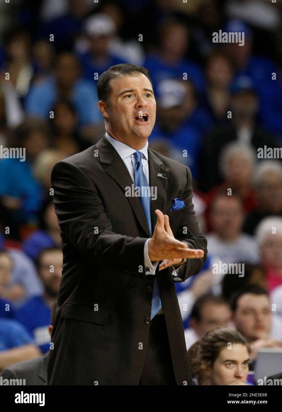 Kentucky coach Matthew Mitchell in action during the second half of ...