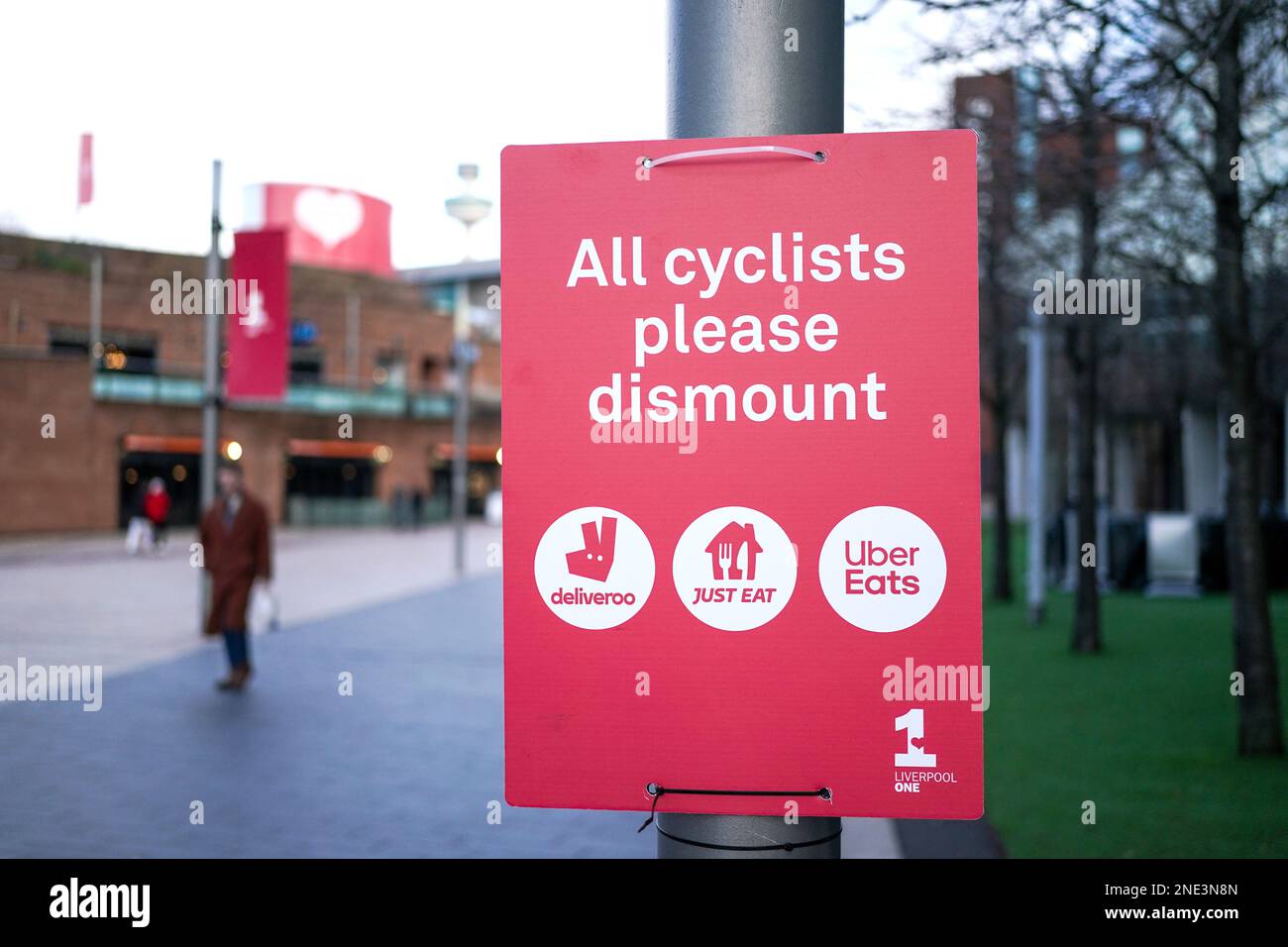 Dismount sign hi-res stock photography and images - Alamy