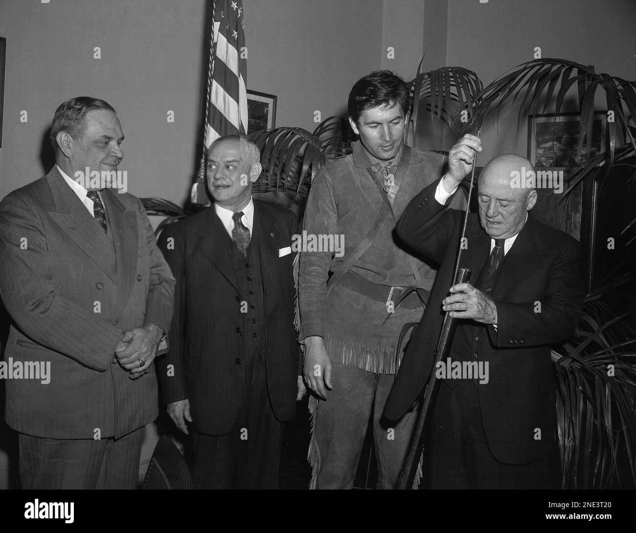 Fess Parker, in his Davy Crockett costume, gives a lesson on using a ...